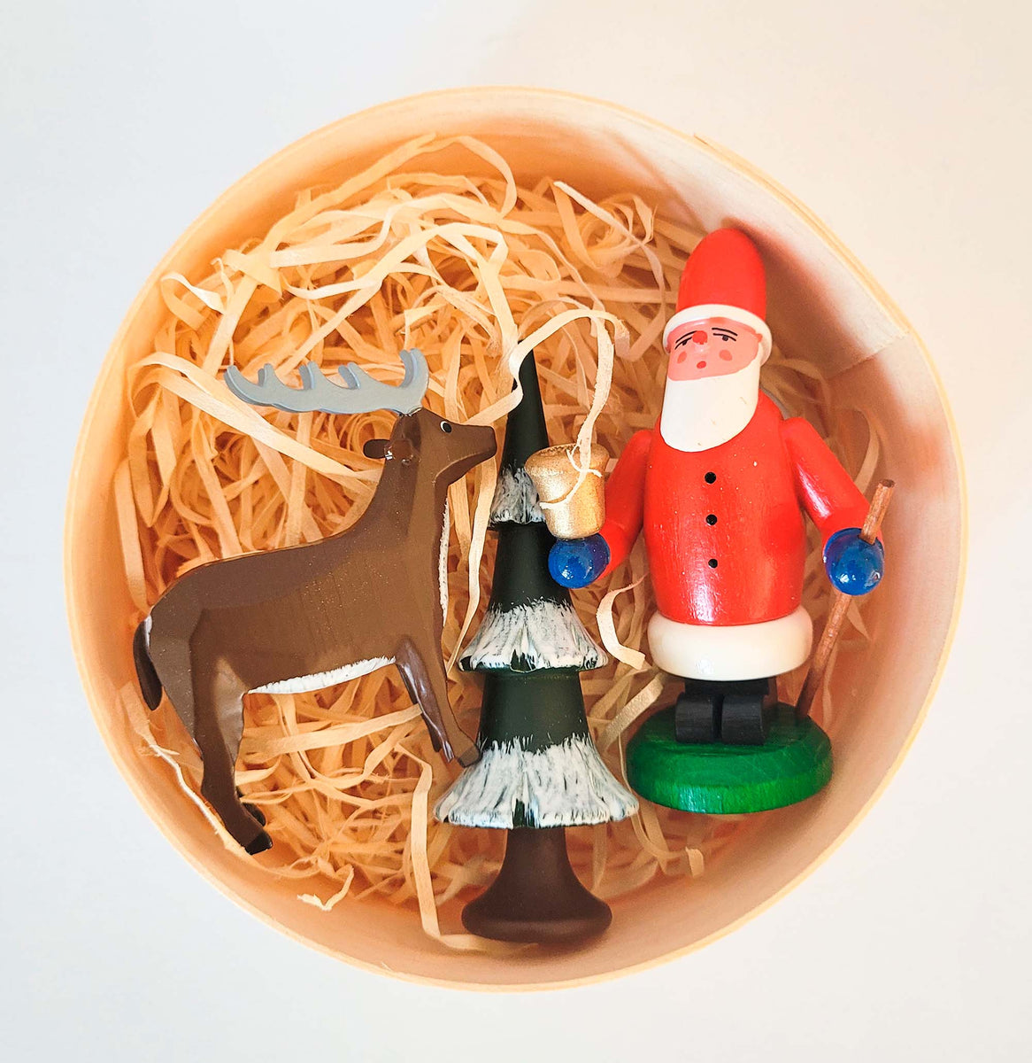 Julefigurer i træ: Rensdyr julemand og juletræ - erzgebirge julepynt ...